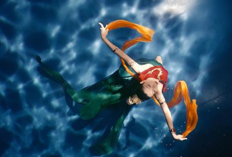 Rhapsody on the Luo River Goddess, an underwater dance performance on ...